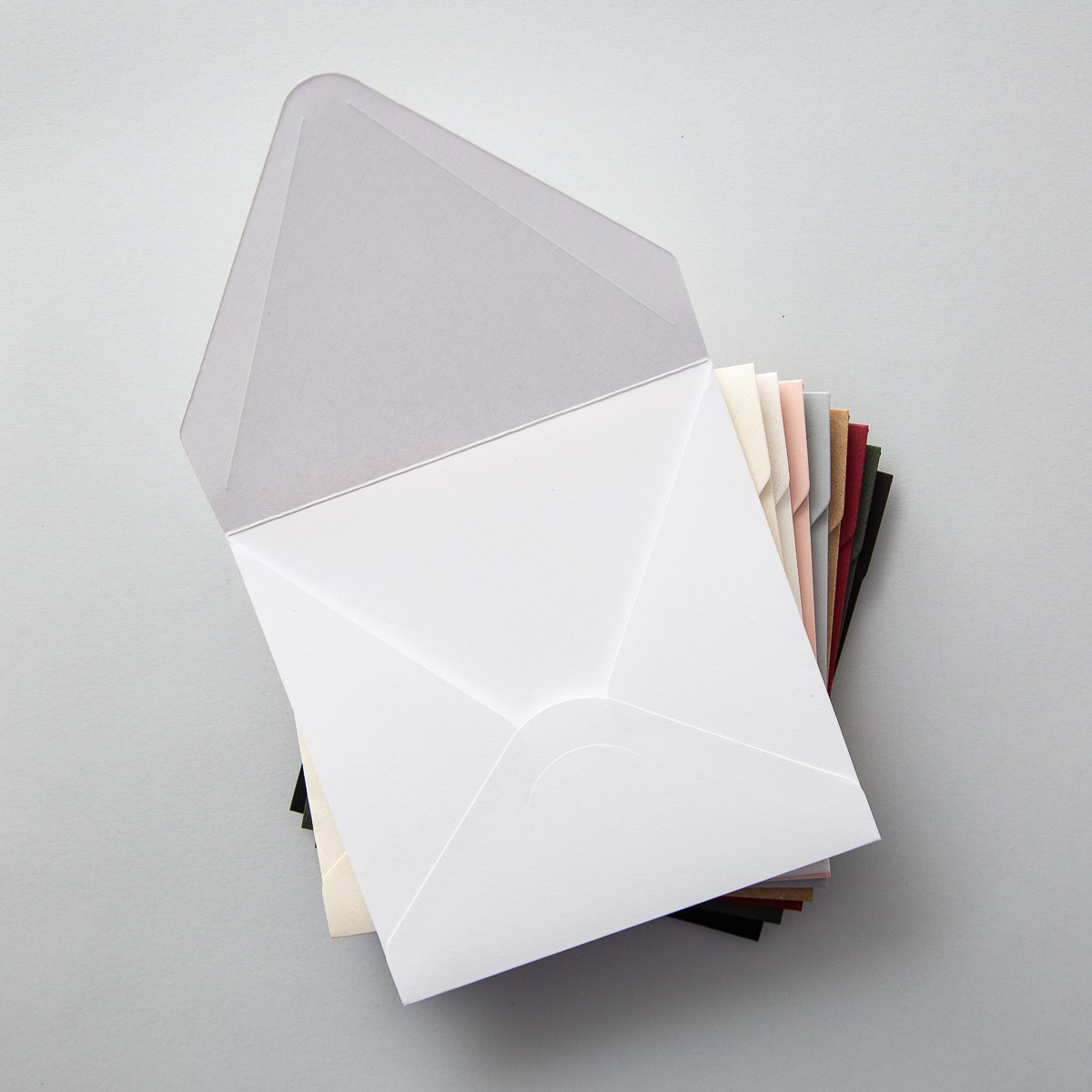 kuverta 15x15 cm s utorom za zatvaranje