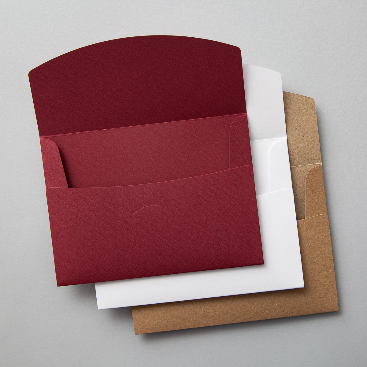 kuverta 13x18 cm na zatvaranje